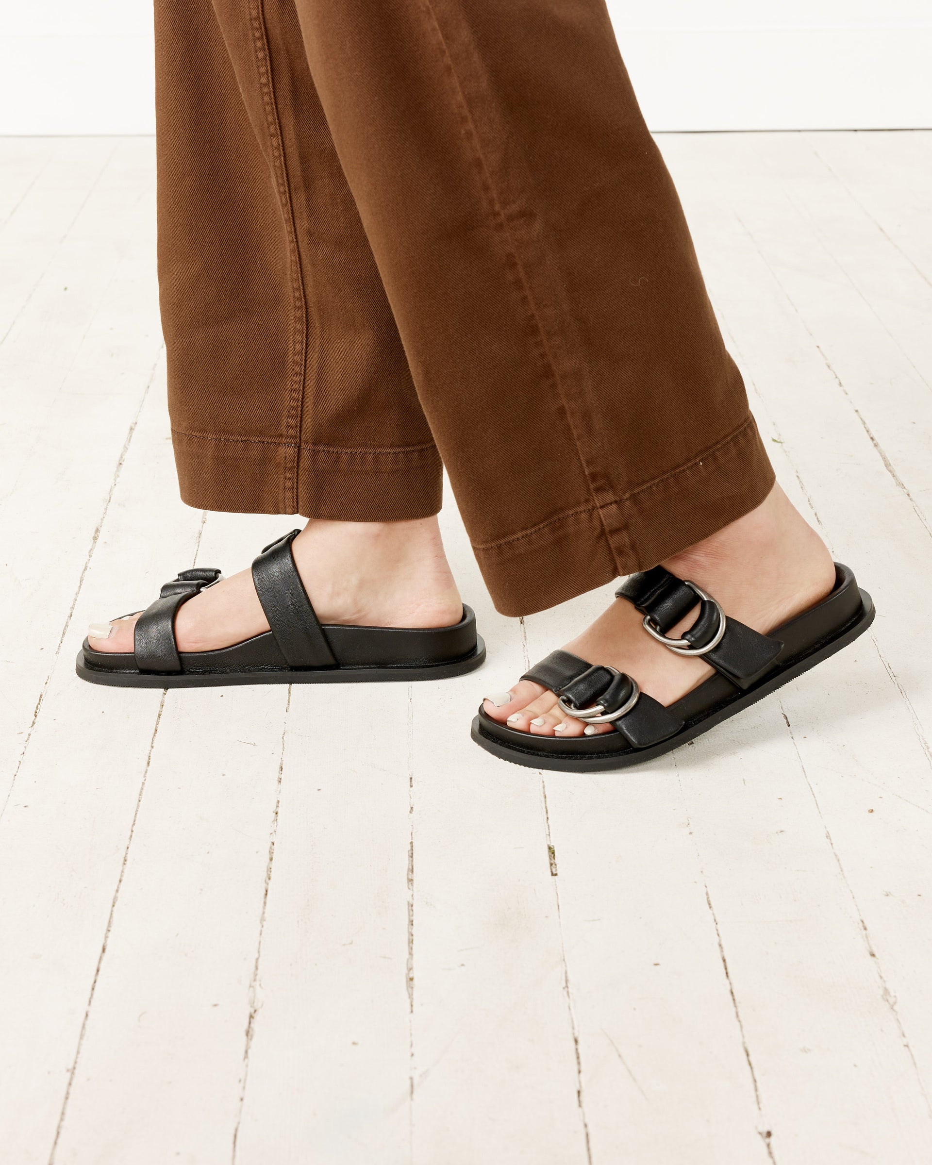 Ring Detail Slides in Black